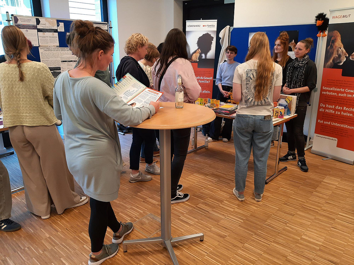Schutzort Schule weiter stärken – 100 Referenzpersonen für schulisches ...